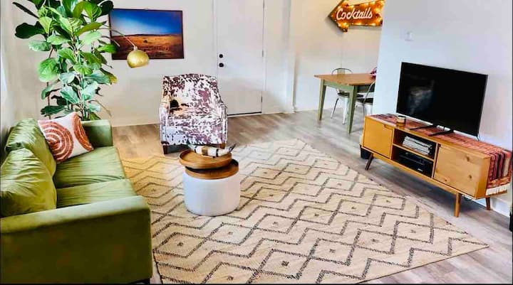Eclectic Vibes And Records! Minutes F/ Joshua Tree - Yucca Valley, CA