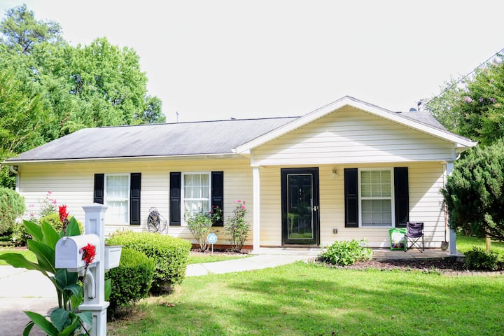 Truist Park Cottage! King Size Bed Near It All - Marietta, GA