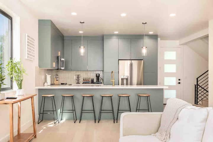 Luxe + Chic 
New 3 Story Home
5 Bd 3.5 B | Garage - Salt Lake City, UT