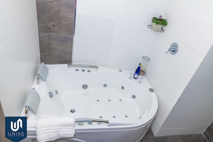 C1. Departamento Con Jacuzzi Y Lujo,  Dos Garajes - Banos