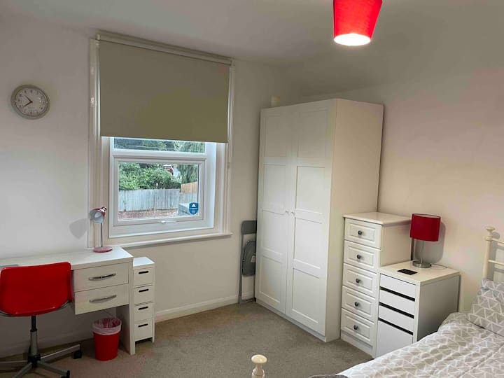 Victorian Featured 5 Beds; Free Parking - Basingstoke