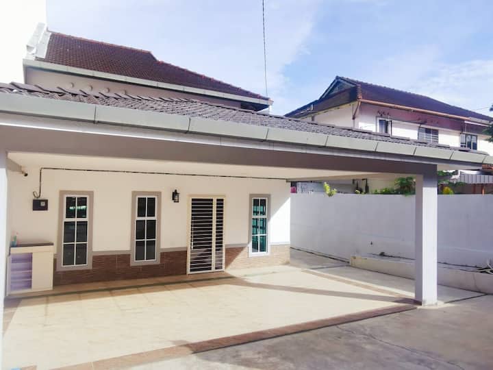 90 2storeysemi-d Gurneybeach Shopping Local Food - Batu Ferringhi