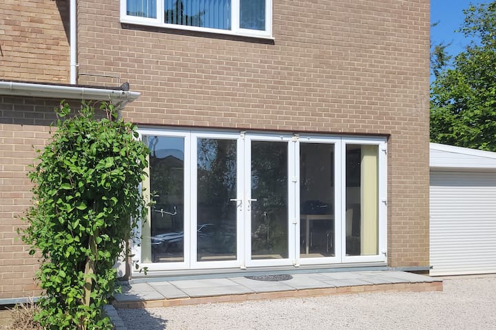 Annexe In Leafy Suburb Private Entrance & Parking. - Crawley