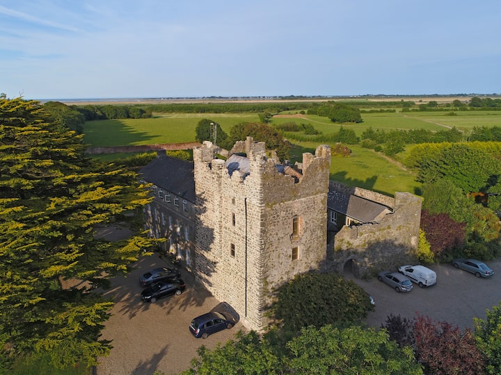 One Bedroom Apartment In Norman Castle Courtard - Rosslare Harbour