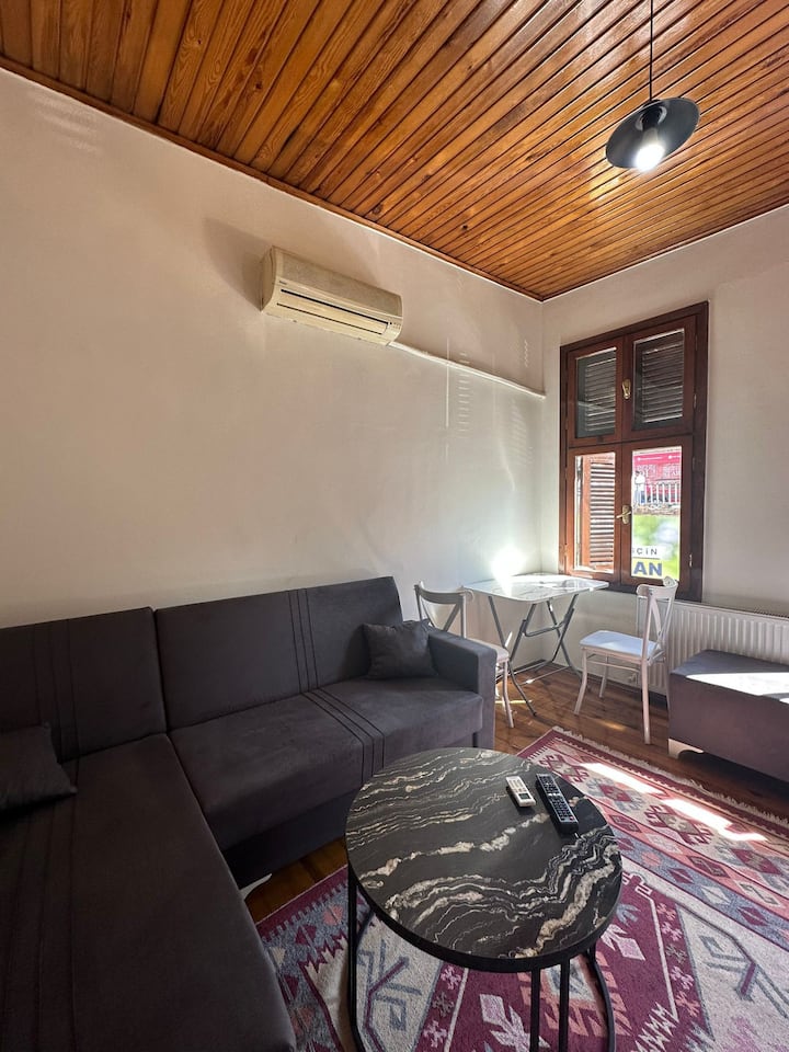Taksim' De 1+1 Daire 1. Kat - Estambul