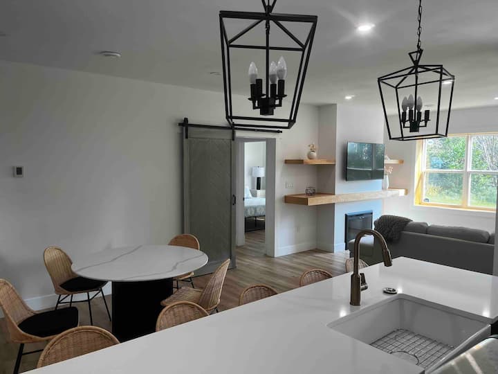 Brand New 2 Bedroom W/king Beds - Cavendish