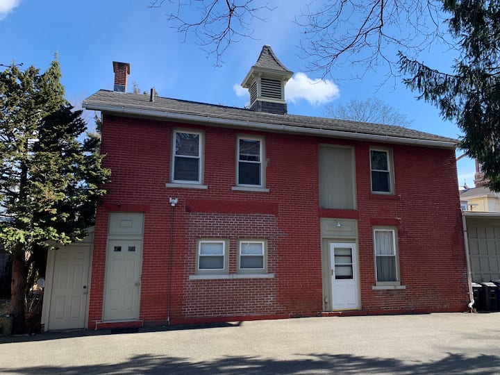 2 Bedroom Apt Quiet Courtyard Setting W Parking - New Haven, CT