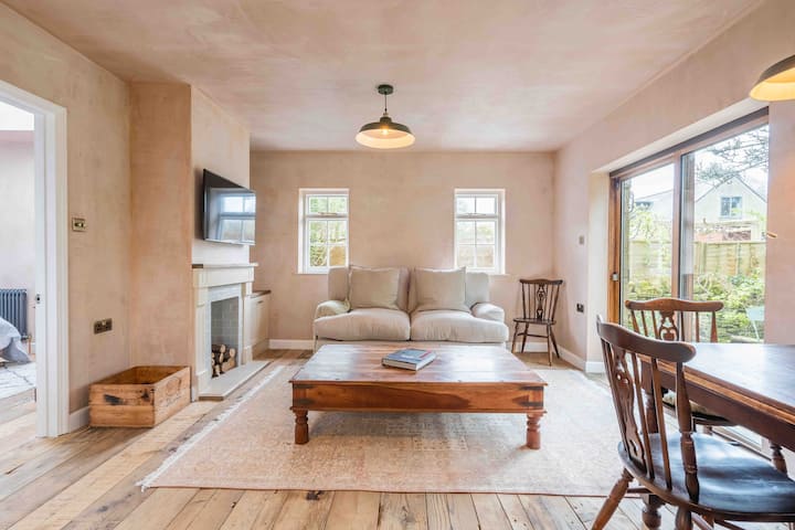 Luxury Farmhouse Cottage - 바스