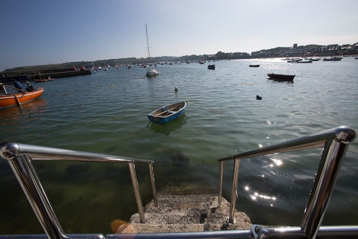 Harbourside.....a Spacious Apartment By The Sea - Isles of Scilly