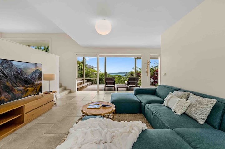 Spacious, Modern Coastal Retreat With Ocean Views - Arthurs Seat