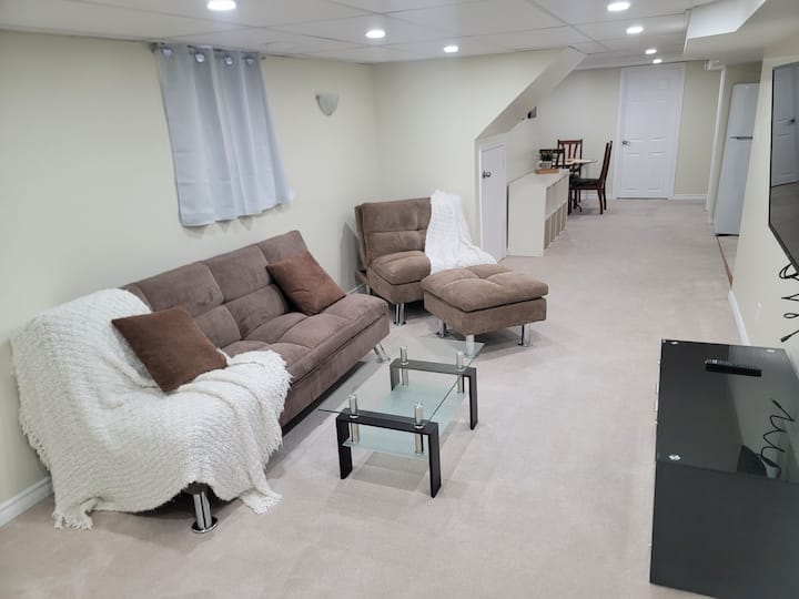 Bright & Cozy 2 Bedroom Apt. - Newmarket