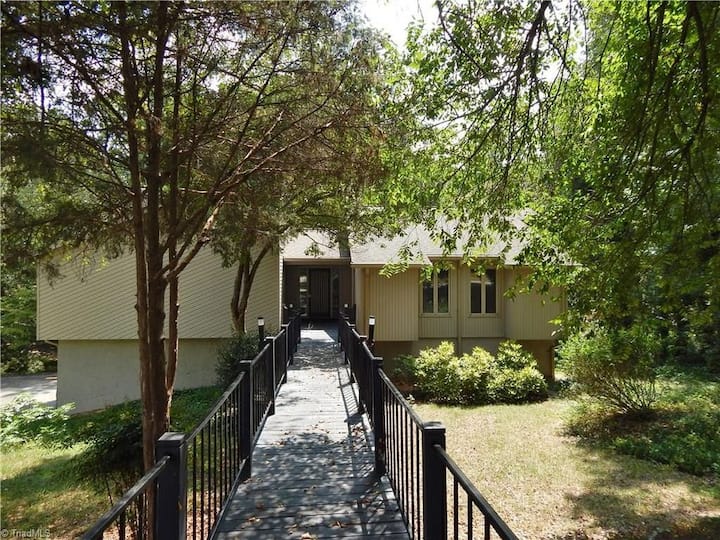 Modern Decor House In Quiet And Safe Neighborhood - High Point, NC