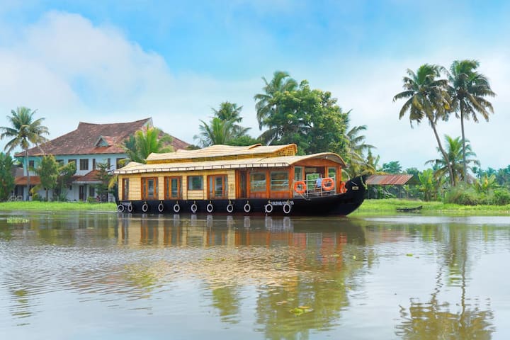 Premium Houseboat With Traditional Cuisines - Kumarakom