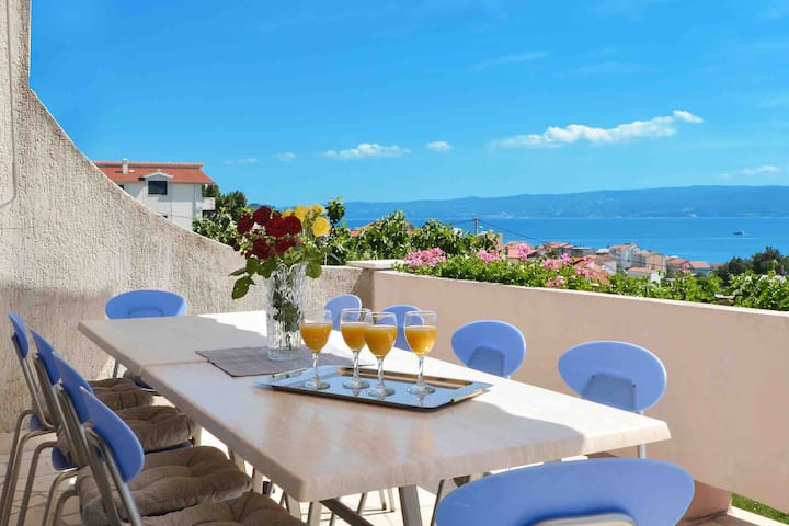 Spacious 5-bedroom House With Sea View - Podstrana