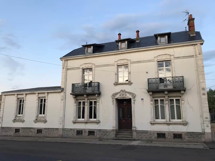 Gite De Caractère 8à12 Pers Autun
Augustodun'home - Autun