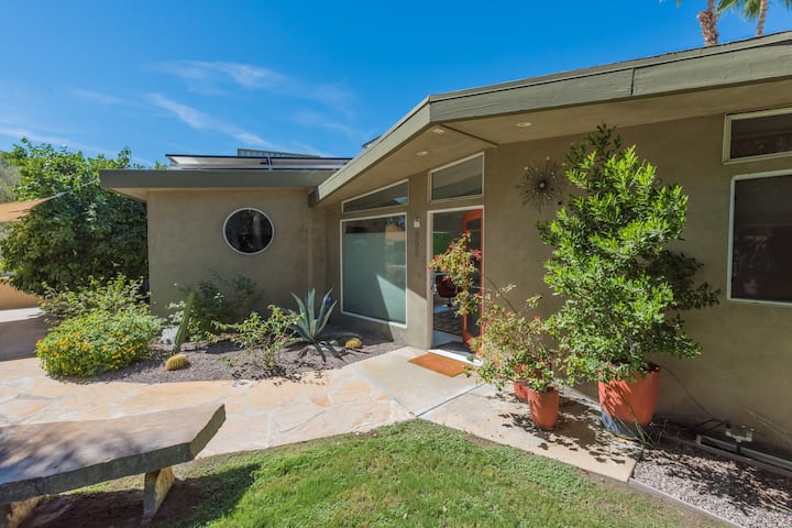 Central Palm Springs, Pool Home With Fire-pit - Palm Springs, CA