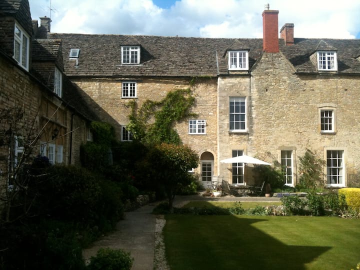 Capital Of The Cotswolds Grade 2 Listed Town House - Cirencester