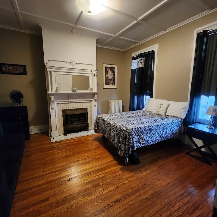 Spacious Room In Beautiful Victorian- 1st Floor - Scranton, PA