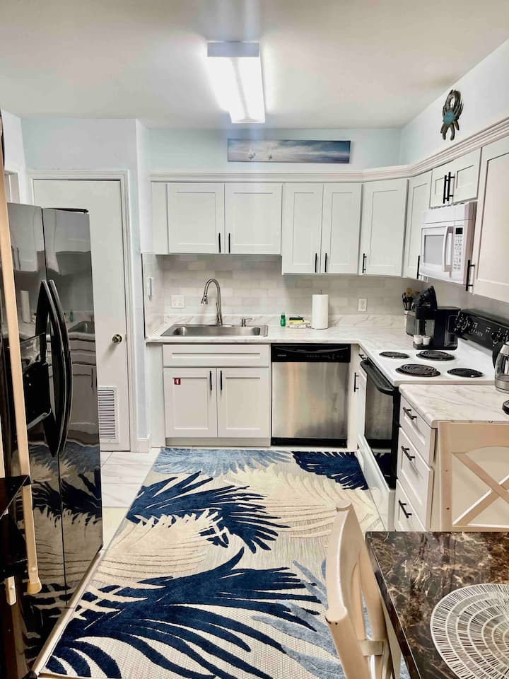 Cozy 2 Bd/ 2ba Condo + Loft. | Walk To The Beach - Gulf Shores, AL