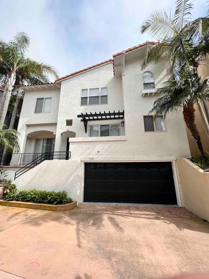 Delightful La Jolla Village Home, Sleeps 9 - San Diego, CA