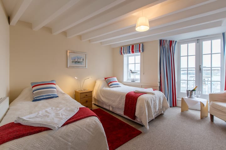 Twin Room At Itchenor Sailing Club - East Wittering