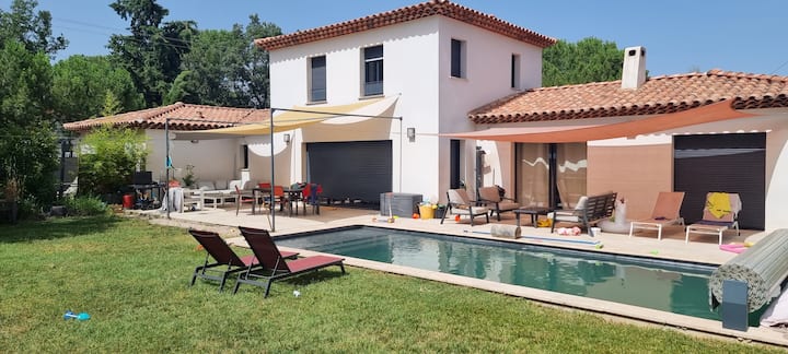 Villa De 140m2 Sur 3000m2 De Terrain Avec Piscine - Saint-Maximin-la-Sainte-Baume