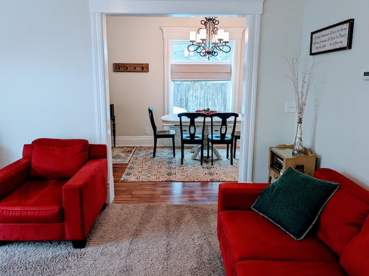 Charming Retreat In Downtown Chelsea 4 Br 2 Ba - Chelsea, MI
