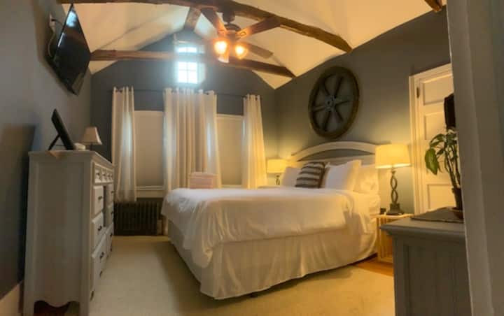 Bright Rustic Farmhouse King Room - 1780 House - Hamptons, NY
