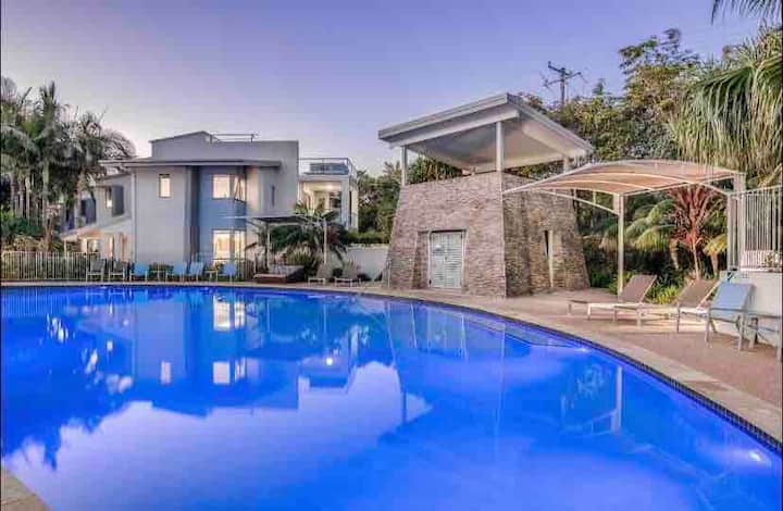 Beachside 3 Bedroom Villa With Access To 4 Pools - Sunshine Coast