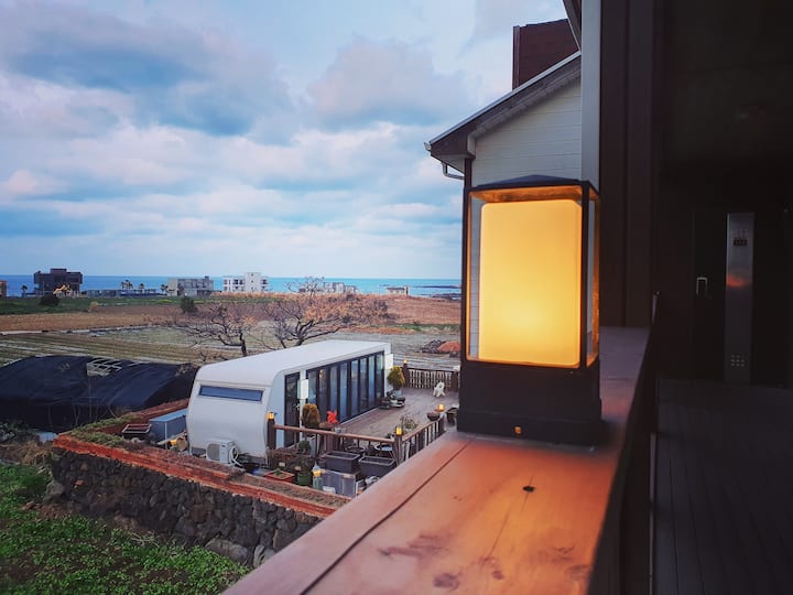 애월해안도로의 시작/제주감성가득/가문동길펜션/
203호(37평복층형) - Jeju