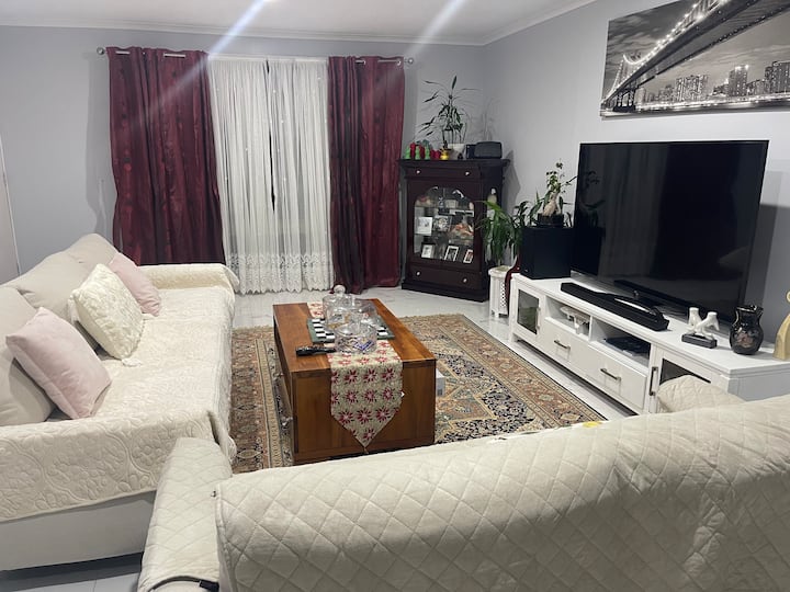 Private Room In Broadbeach Waters
1 Queen Bed - Gold Coast