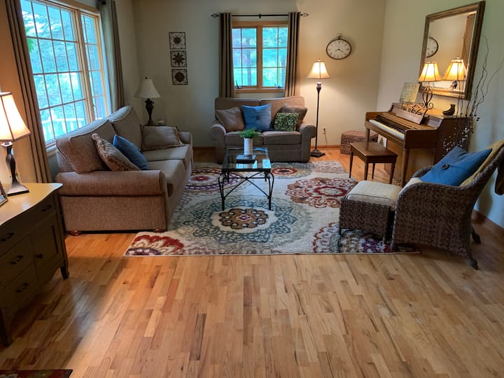 Beautiful 3 Bedroom Home On 6 Wooded Acres. - Stevensville, MI