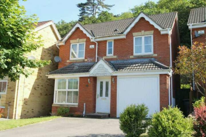 Large Detached House 4 Bedrooms 3 Bathrooms - Cardiff