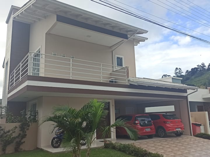 Linda Casa Em Condomínio Green Hill Na Cachoeira. - Florianópolis