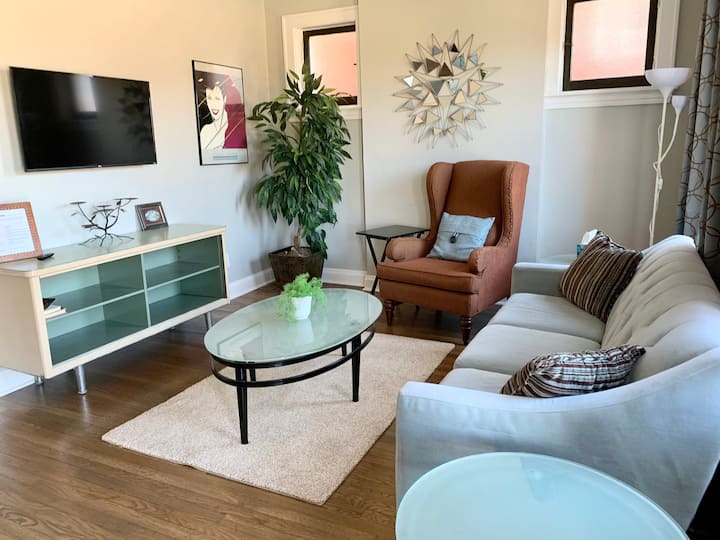 Freshly Updated 2 Bedroom - Clayton, MO
