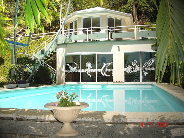 Maisonnette Avec Piscine Dans Jardin Familial - Nouméa
