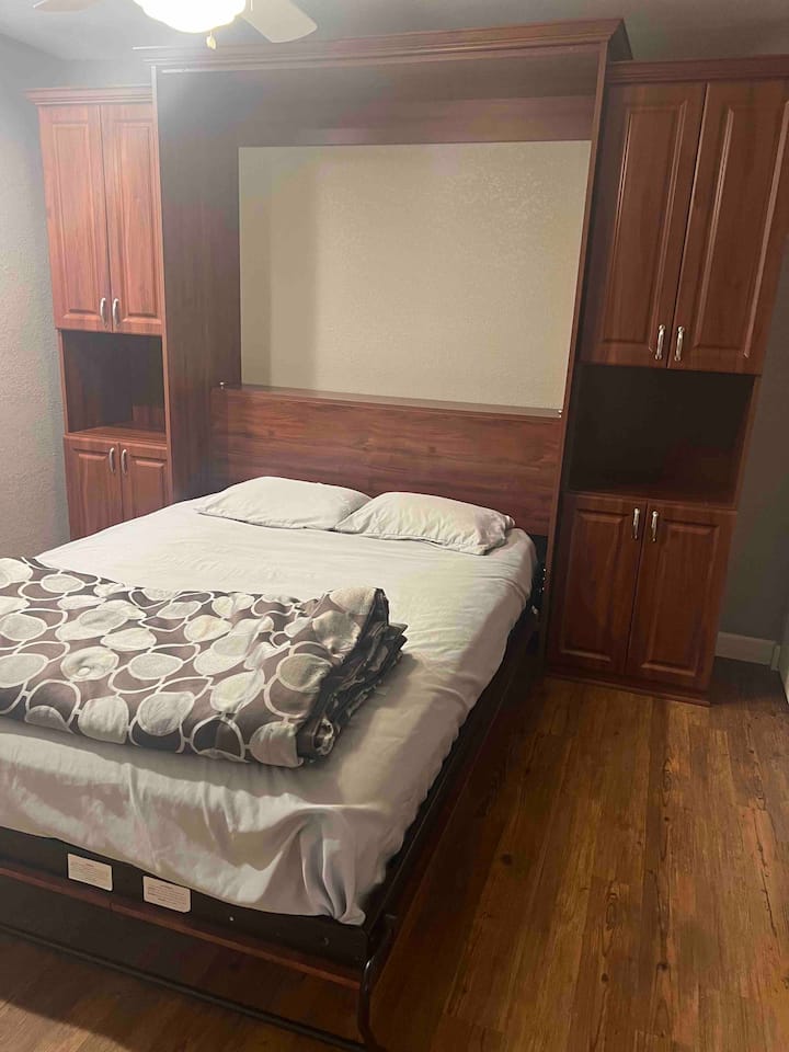 Cheerful 1 Bedroom With Shared-bath, Outdoor Pool - Sacramento, CA