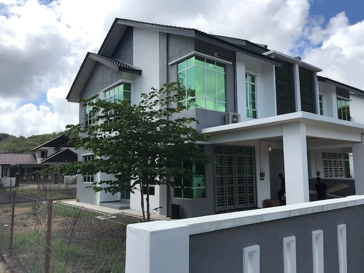 Seri Chendering. 5mins Beach, 10mins Citycentre - Malaysia