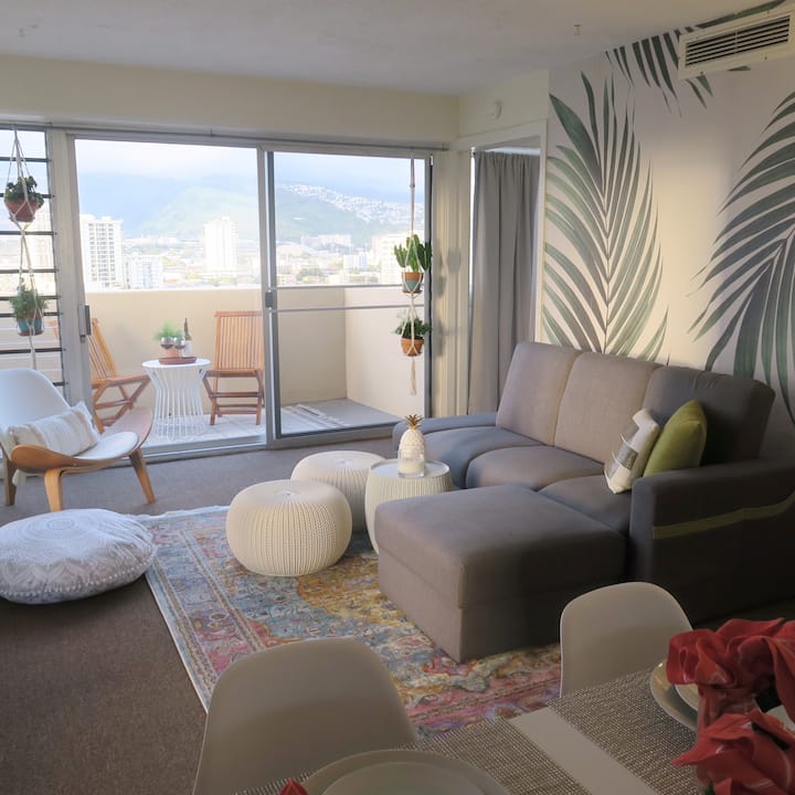 Waikiki 1bd. Gem W/free Parking & Mod Inter&lanai - Kahanamoku Beach, HI