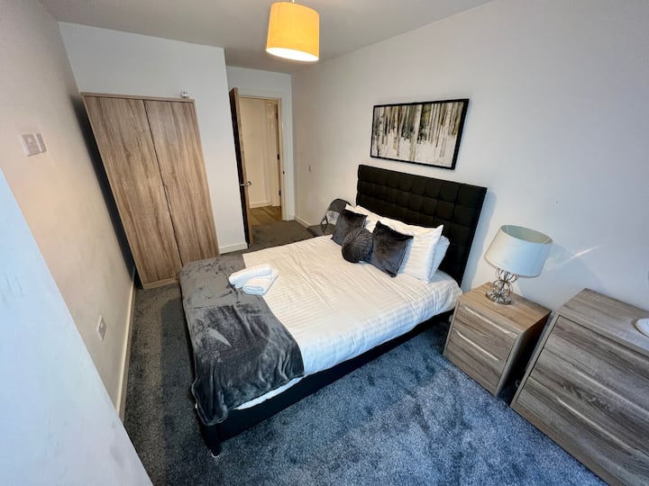 Modern Two Bedroom Two Bathroom With Parking - Manchester