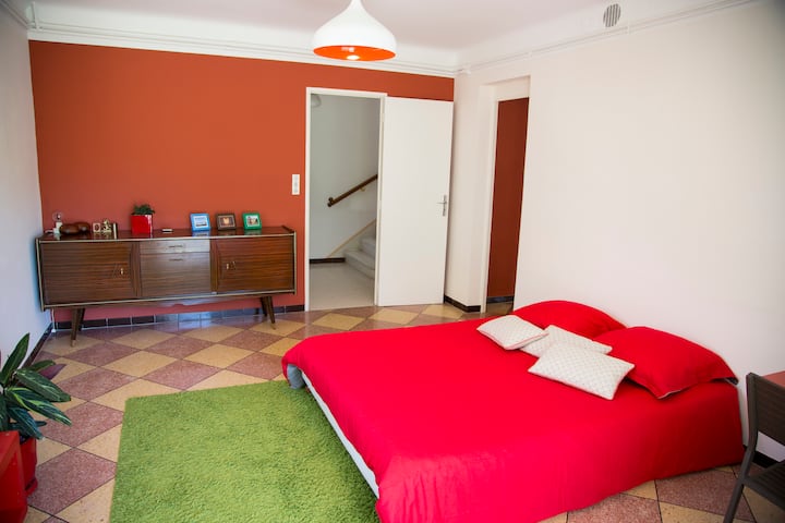 Rez De Jardin Dans Maison Familiale Au Calme - Fontvieille