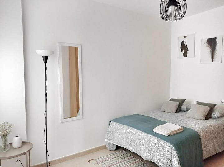 Amplia Habitación A 10 Minutos A Pie De La Playa. - Huelva