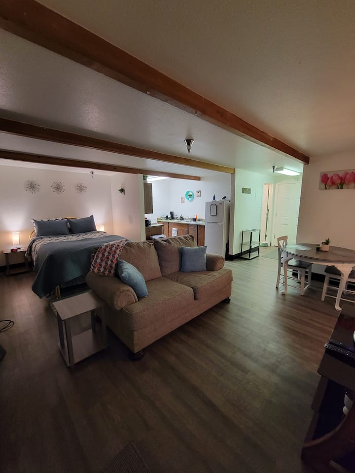 2nd Floor Studio|2mi To Umed/uaa|lrg Closet, Patio - Anchorage, AK