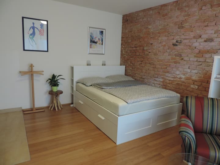Small And Comfortable - Viena
