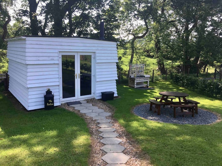 Quirky Bee Themed Cabin At Pine Tree Hollow - Northern Ireland