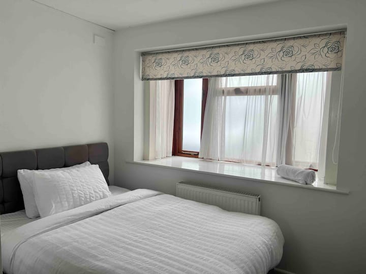 Double Room In Spacious Home - Woodbridge, UK