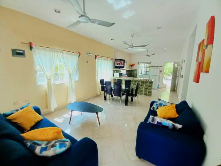 Casa Familiar 3 Cuadras De La Playa Y 2 Del Centro - Isla Holbox