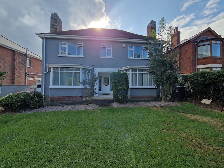 Large Spacious Detached House - Belfast