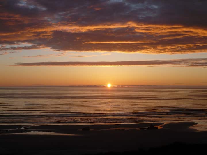 "American Classic" - Nye Beach Front 3 Br Home - Newport, OR