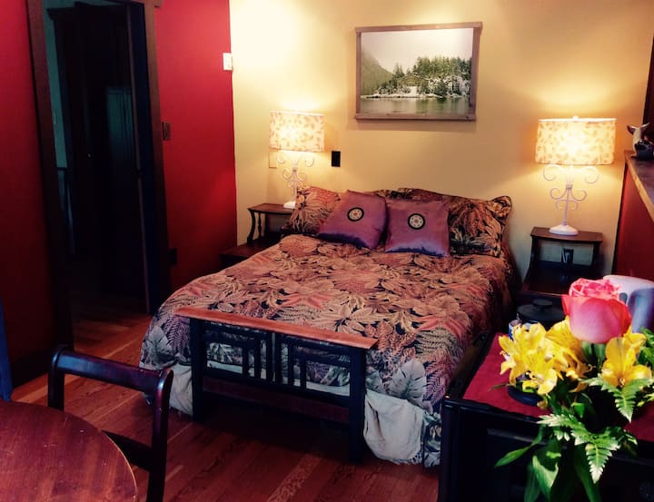Room At Duck Creek Gallery - Galiano Island